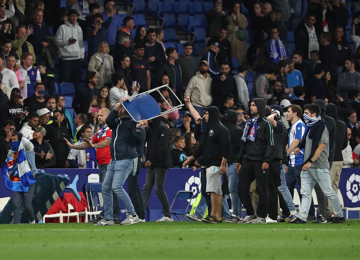 Espanyol fans run onto the pitch and disrupt Barcelona's championship ...