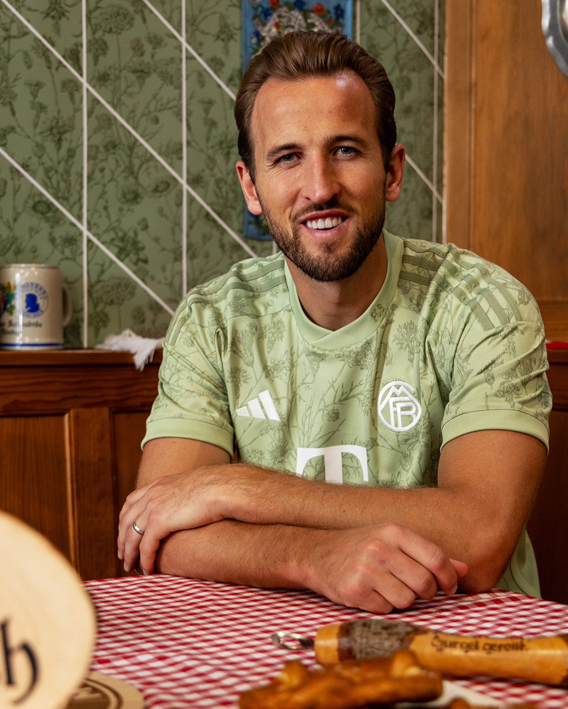 "Bayern Munich unveil their uniform for the Oktoberfest festival ...