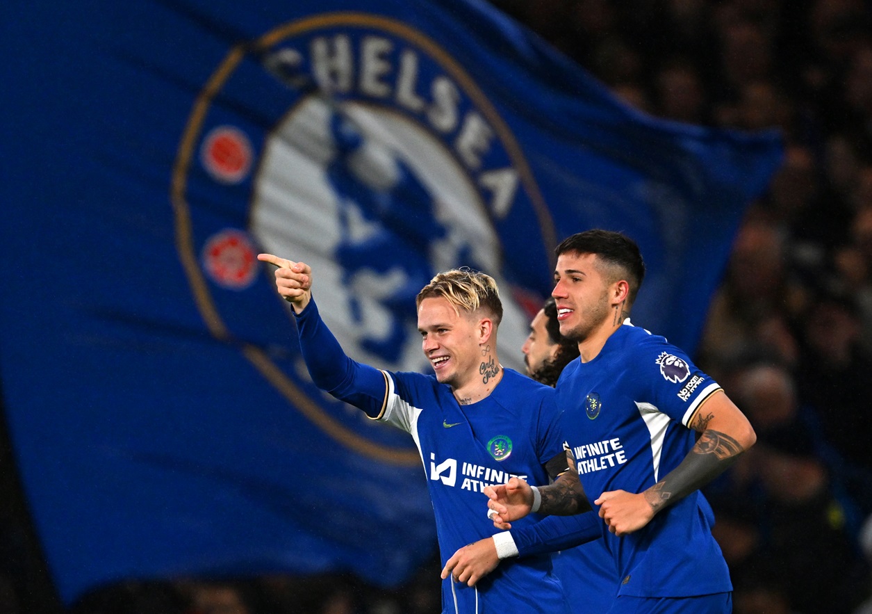 Chelsea fans: "Mudryk always plays below average, while Sterling tears ...