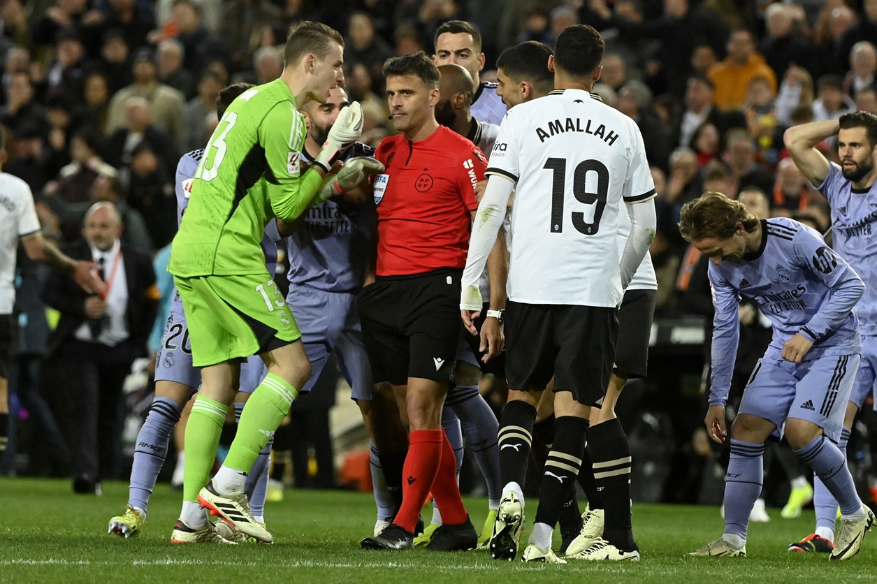 Андрей Лунин отреагировал на ничью «Реала» в матче против «Валенсии» (3 ...