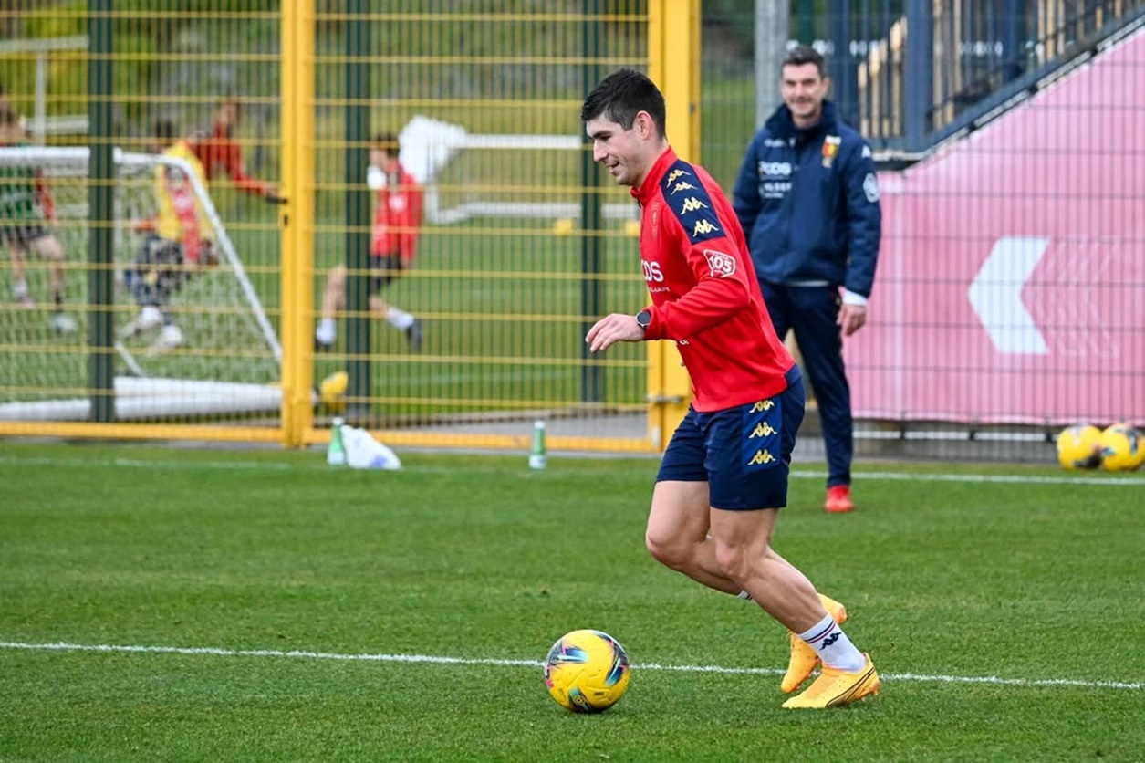 Malinovsky trained with the main group of Genoa for the first time after a serious injury (Jan ...