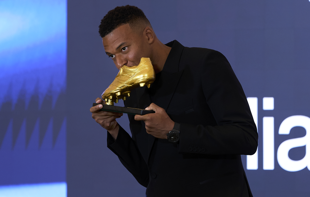 Kylian Mbappe received the Golden Boot-2024/2025 (Oct. 31, 2025 ...