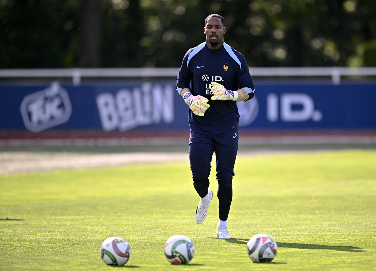 Allegri is trying to convince Milan goalkeeper Maignan to refuse a move to Chelsea (June 6, 2025 ...